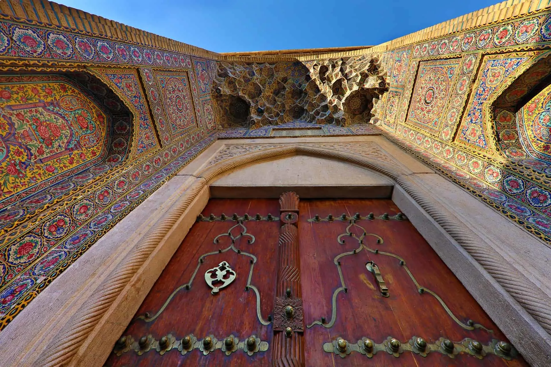 How Extremes & Secular Islam Marginalise Authentic Sunni Tradition